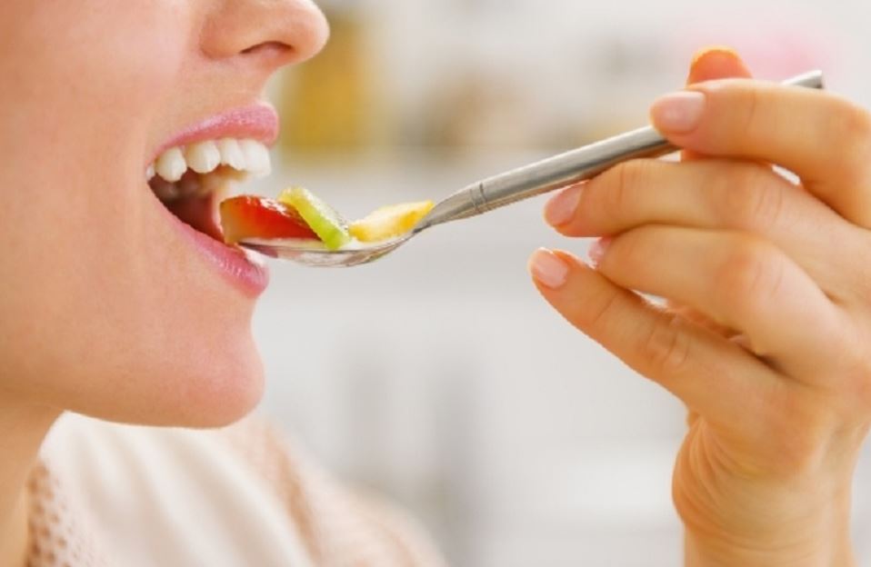 Mangiare masticando lentamente: pro e contro - Italia chiama Italia