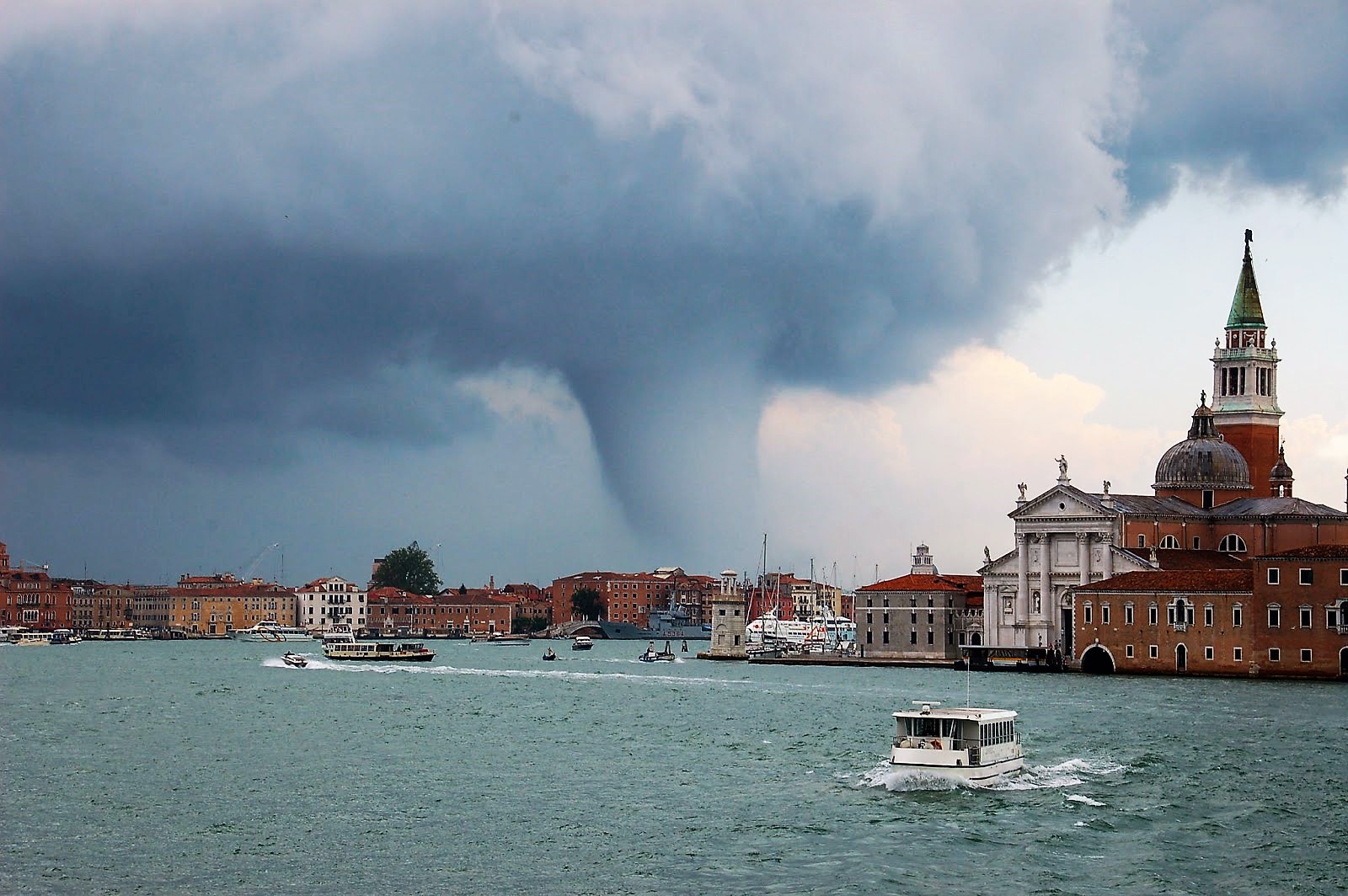 VIDEO | Tromba d'aria a Venezia; tavolini dei bar spazzati via. Caduti frammenti da campanile ...